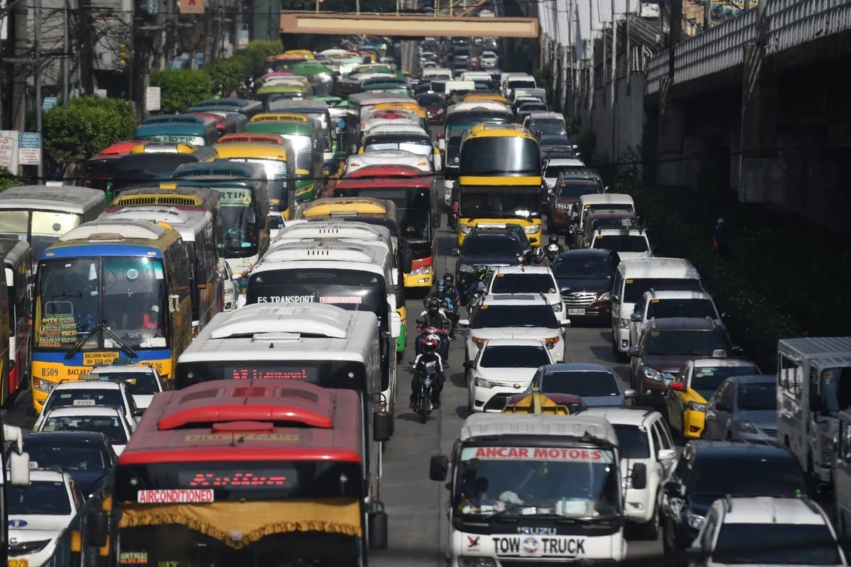 Bus operators await 'social distancing' rules during Metro quarantine ...