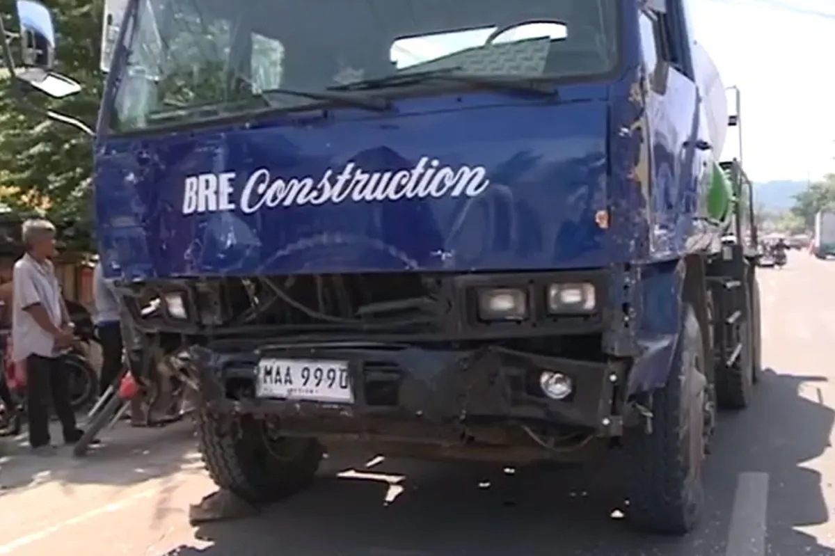 11 sasakyan inararo ng mixer truck sa boundary ng Cotabato, Maguindanao ... 11 sasakyan inararo ng mixer truck sa boundary ng Cotabato, Maguindanao ...