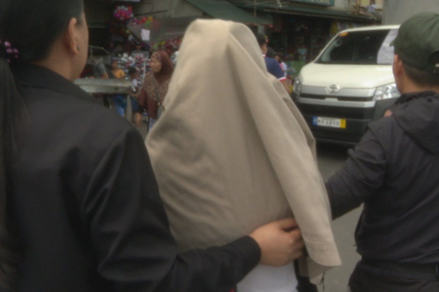 Babae timbog sa pagbebenta ng mga hubad na larawan ng mga kaanak, kapitbahay | ABS-CBN News