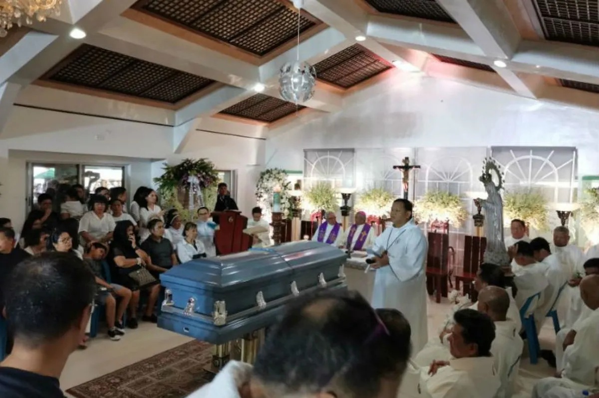 Libing ni 'healing priest' Fr. Suarez dinagsa | ABS-CBN News Libing ni 'healing priest' Fr. Suarez dinagsa | ABS-CBN News