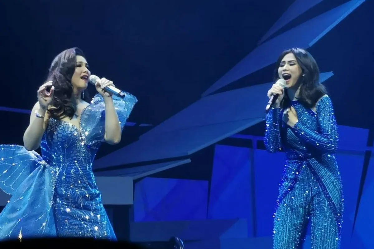 OPM queens Regine at Sarah nagpasiklab sa kanilang 'Unified' concert ...