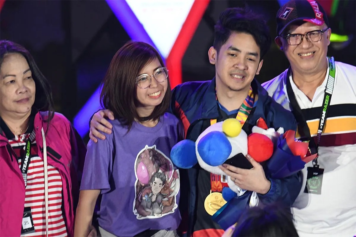 SEA Games: Mga mahal sa buhay naging ‘sandata’ ng esports gold medalist ...