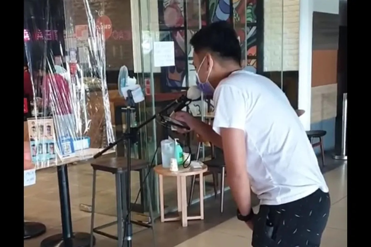 TINGNAN: Milk tea shop, may gimik sa pagkuha ng order sa gitna ng lockdown | ABS-CBN News