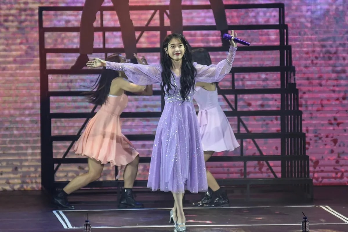 Korean star IU falls in love with crowd in first PH concert | ABS-CBN ...