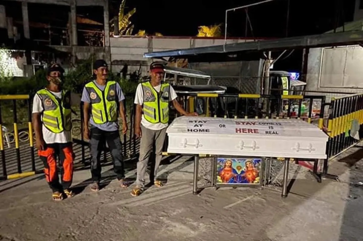 'Stay at home': Kabaong ginawang barikada sa Bataan checkpoint para ...