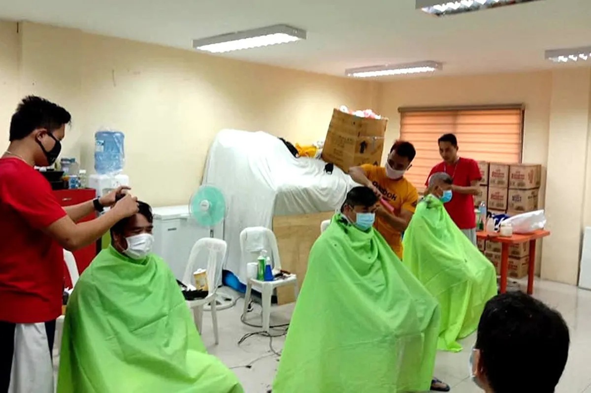 Ilang barbero sa QC pinagbigyang makapaghanapbuhay sa gitna ng lockdown | ABS-CBN News