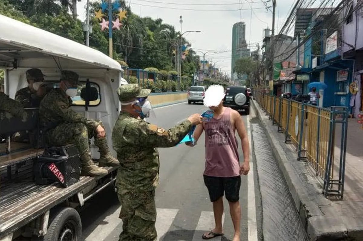 Lalaking sinita sa Mandaluyong, binigyan ng face mask imbes na ... Lalaking sinita sa Mandaluyong, binigyan ng face mask imbes na ...