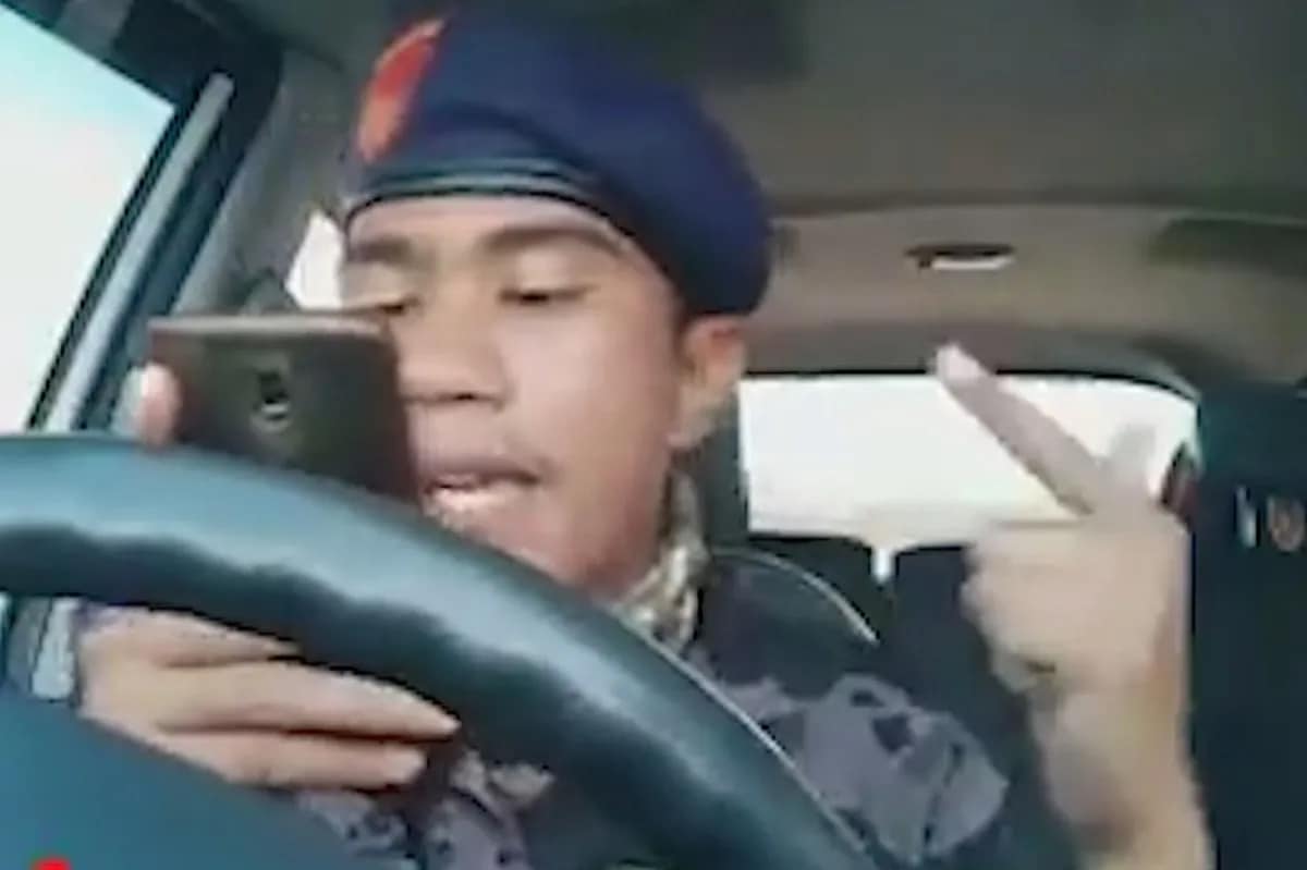 PANOORIN: Pulis sa pag-rap idinaan ang pagpapaalala tungkol sa COVID-19 ... PANOORIN: Pulis sa pag-rap idinaan ang pagpapaalala tungkol sa COVID-19 ...