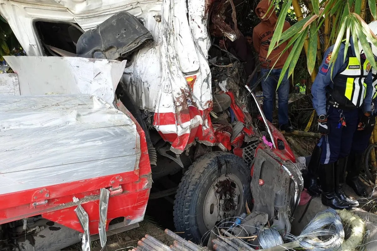 Trak nawalan ng preno, nahulog sa kanal sa Davao City; 4 patay | ABS ... Trak nawalan ng preno, nahulog sa kanal sa Davao City; 4 patay | ABS ...