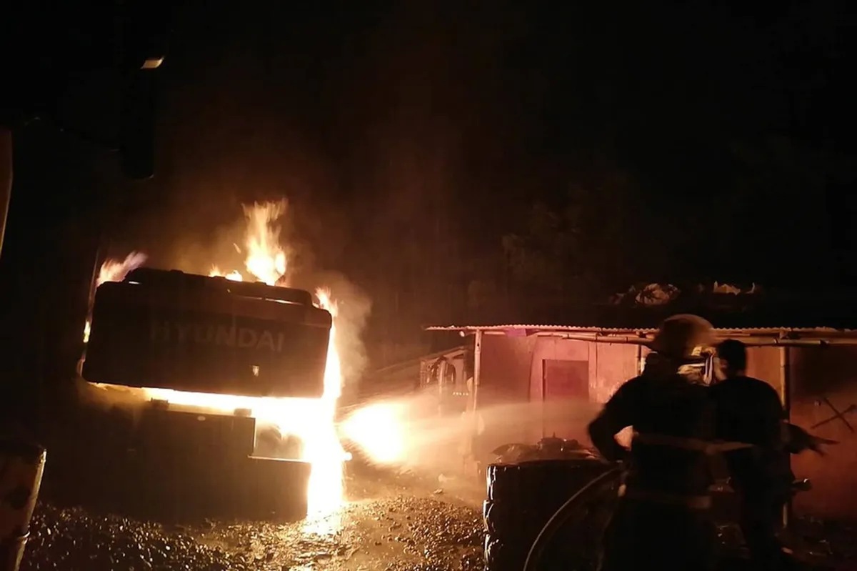 Heavy equipment sinunog ng mga armadong lalaki sa Iloilo | ABS-CBN News Heavy equipment sinunog ng mga armadong lalaki sa Iloilo | ABS-CBN News