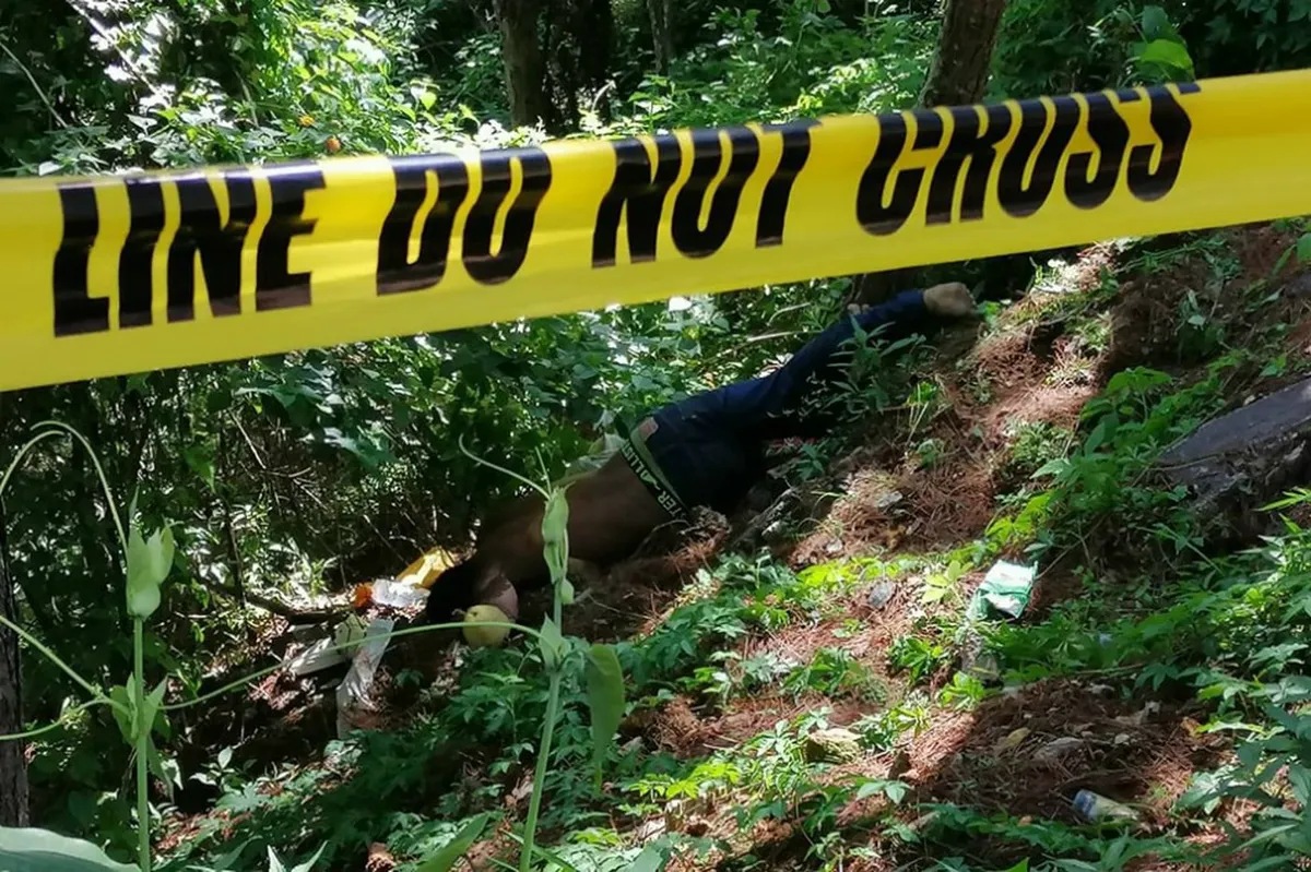 Bangkay ng lalaki, natagpuan sa tabi ng kalsada sa Baguio | ABS-CBN News Bangkay ng lalaki, natagpuan sa tabi ng kalsada sa Baguio | ABS-CBN News