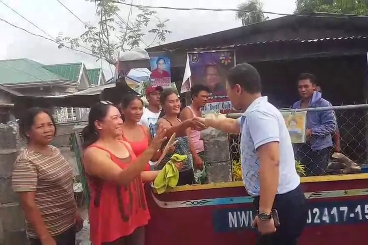 Angara nanuyo ng mga botante sa tabing-dagat ng Currimao | ABS-CBN News Angara nanuyo ng mga botante sa tabing-dagat ng Currimao | ABS-CBN News