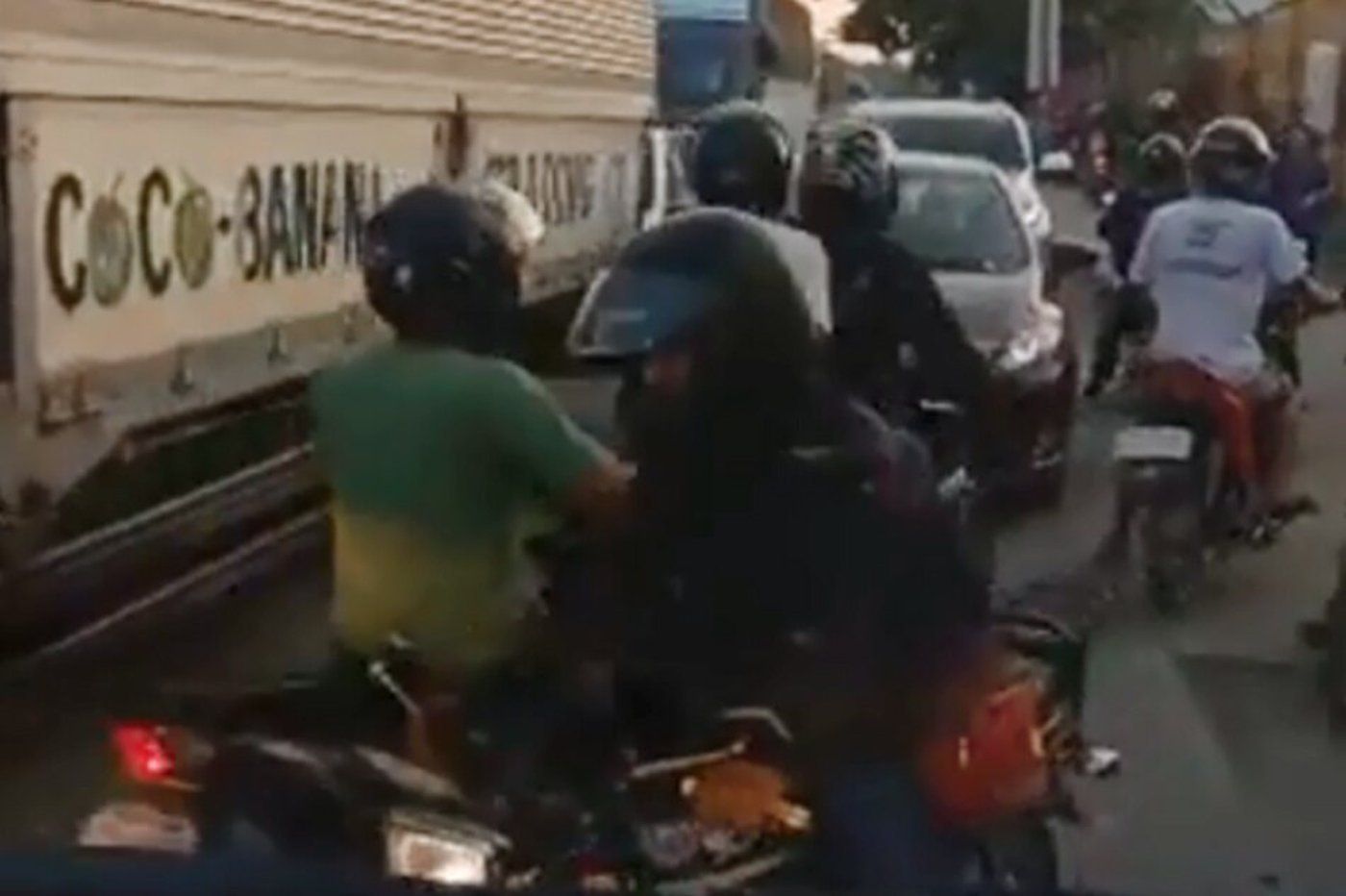 VIRAL: MMDA probes video of motorists refusing to let ambulance pass ...
