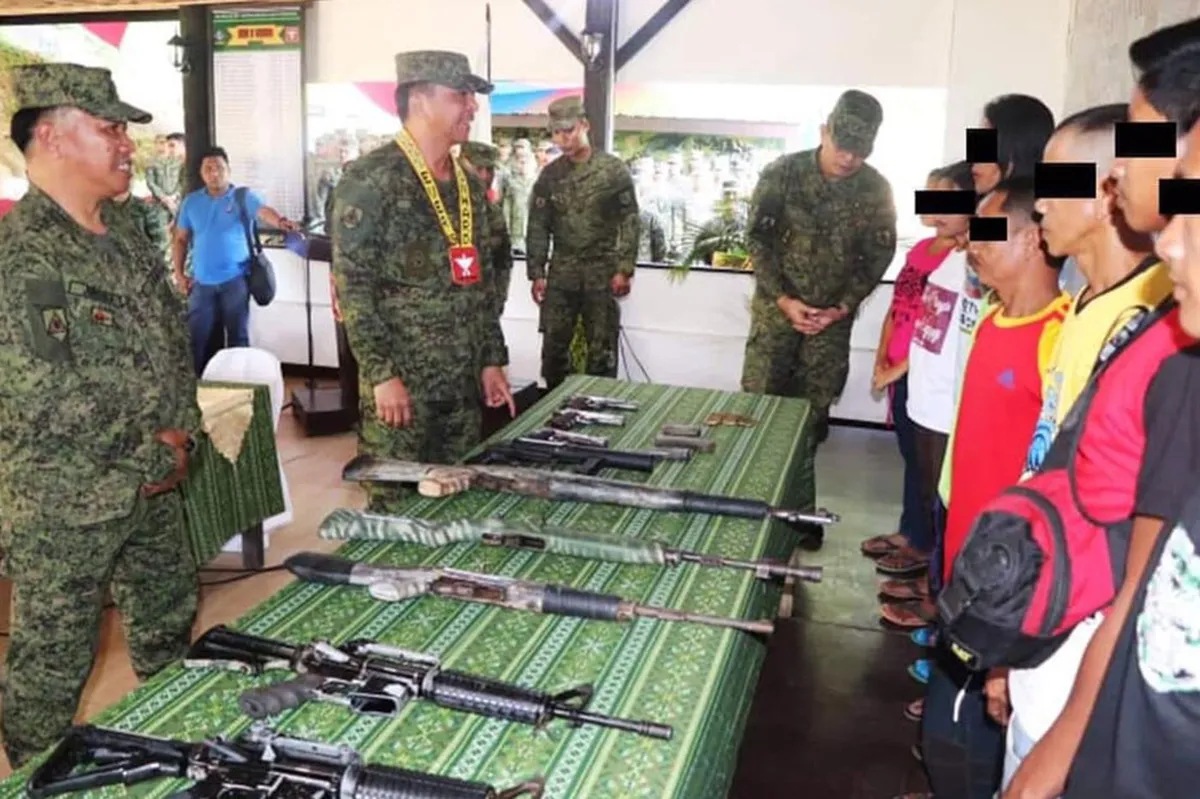9 miyembro ng NPA, sumuko sa militar | ABS-CBN News