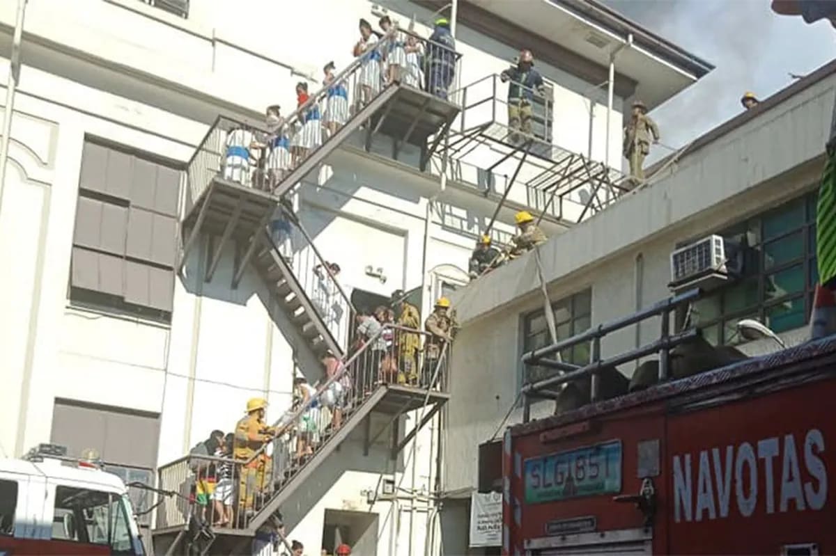 TINGNAN: Mga pasyente sa Fabella Hospital inilikas dahil sa katabing sunog | ABS-CBN News