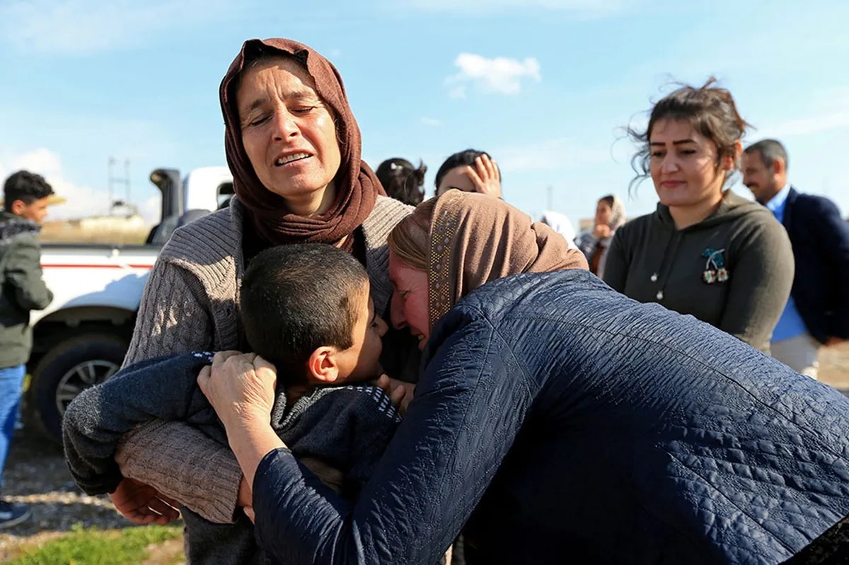 Syria force evacuates 'human shields' in push to crush IS remnant | ABS-CBN