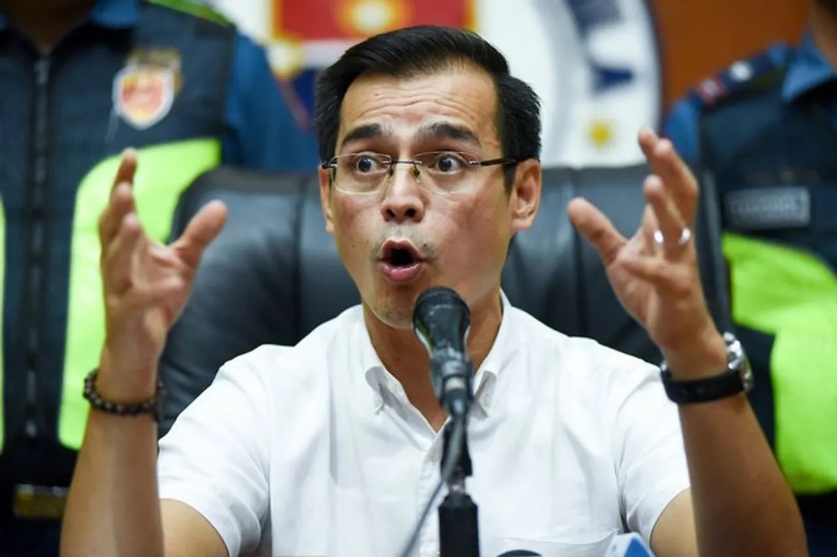 Banyo sa Bonifacio: Isko nakaapak ng t*e malapit sa city hall; station ...