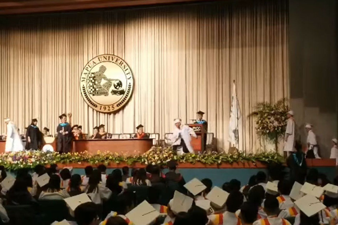 VIRAL: Laughter as Mapua grads show off 'moves' while receiving ...