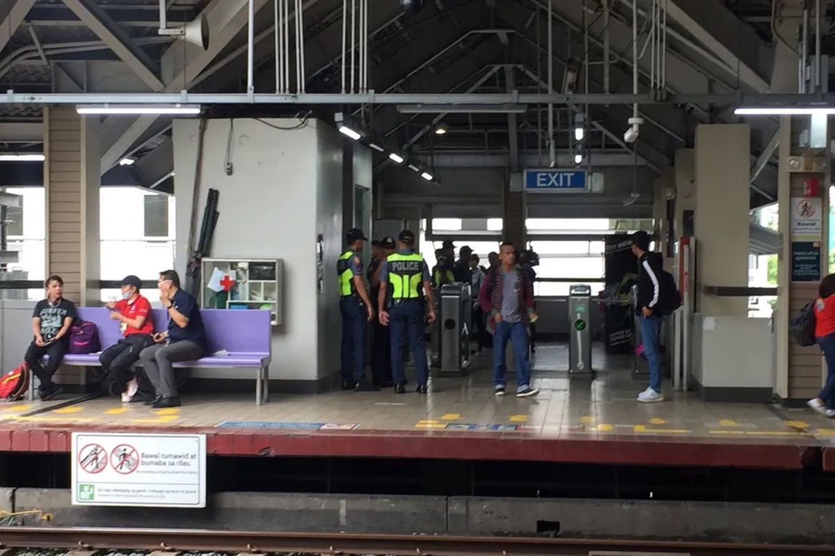 Ilang katao sugatan matapos basagin ng pasahero ang bintana ng LRT-1 ... Ilang katao sugatan matapos basagin ng pasahero ang bintana ng LRT-1 ...