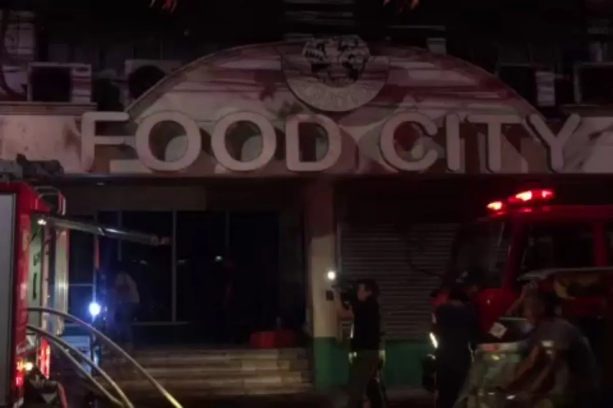 Bahagi ng supermarket sa Las Piñas, nasunog | ABS-CBN News Bahagi ng supermarket sa Las Piñas, nasunog | ABS-CBN News
