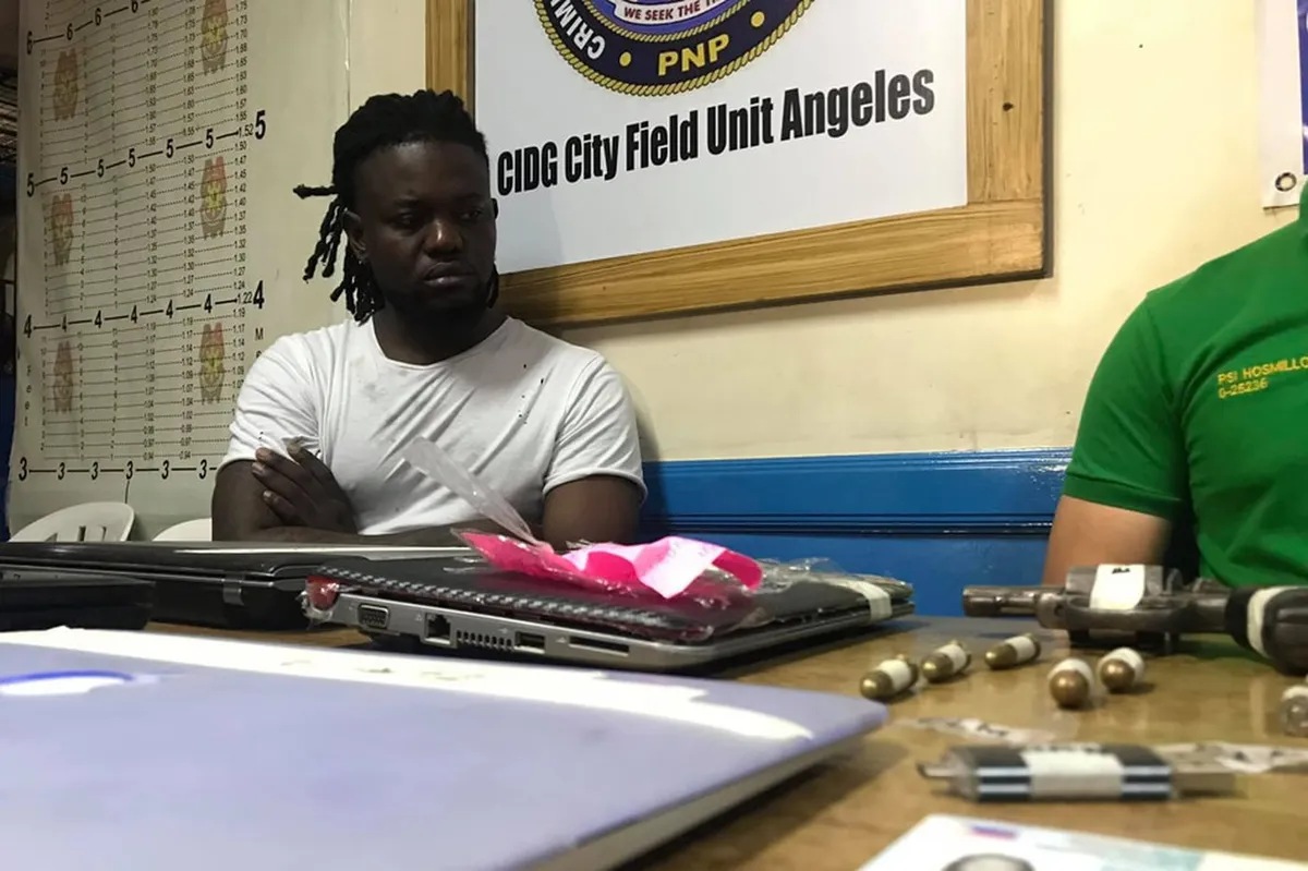 Banyagang lalaki nahulihan ng baril, bala, droga, sangkot umano sa ...