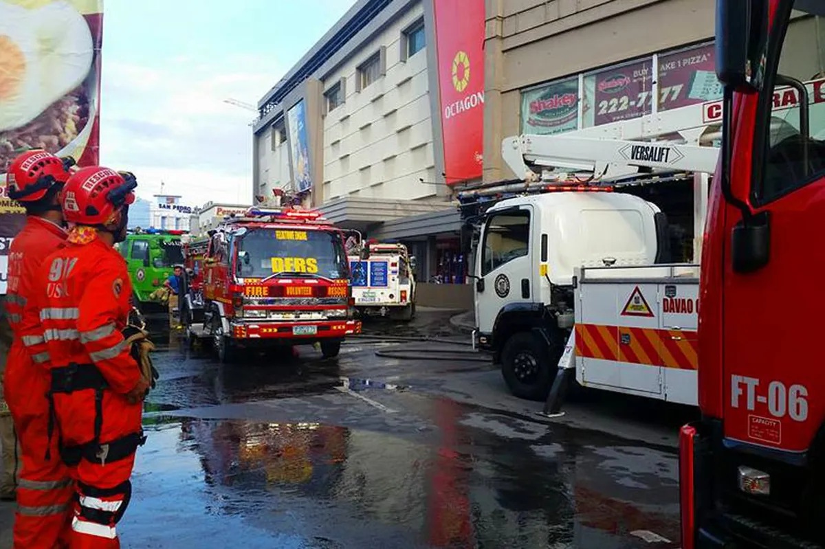 Sunog sumiklab sa isang fastfood chain sa Davao City | ABS-CBN News Sunog sumiklab sa isang fastfood chain sa Davao City | ABS-CBN News