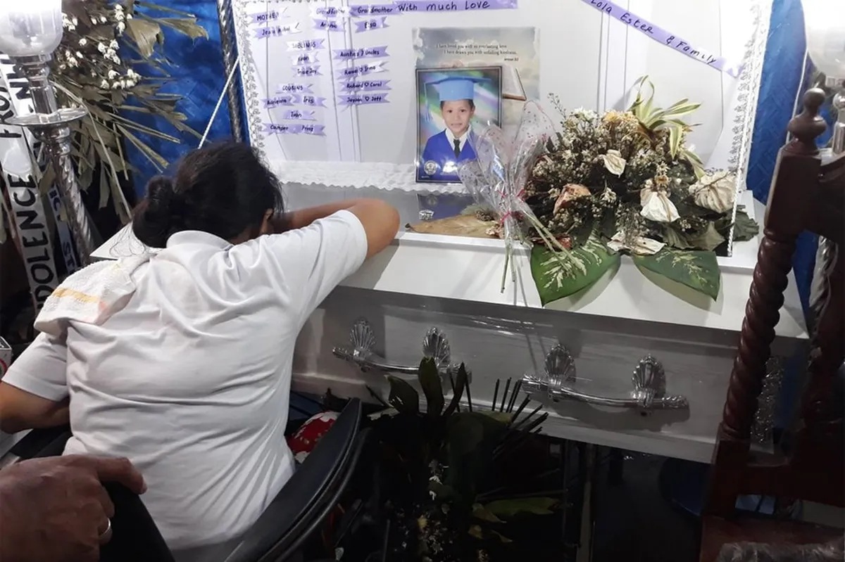 SOCO: 6 anyos na batang lalaki patay nang mabaril umano sa ulo ng pulis | ABS-CBN News