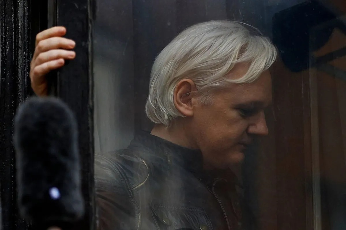 Julian Assange arrested by British police at Ecuadorean embassy | ABS-CBN