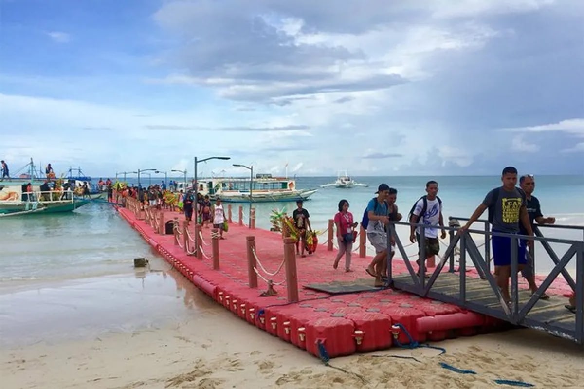'Follow rules,' Palace tells tourists after viral Boracay video | ABS ...