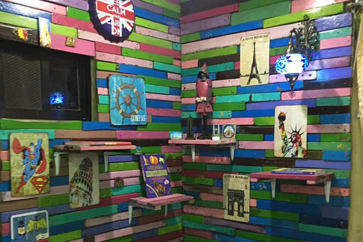 TINGNAN: Makulay na dingding ng classroom gawa sa kahoy ng sirang ...