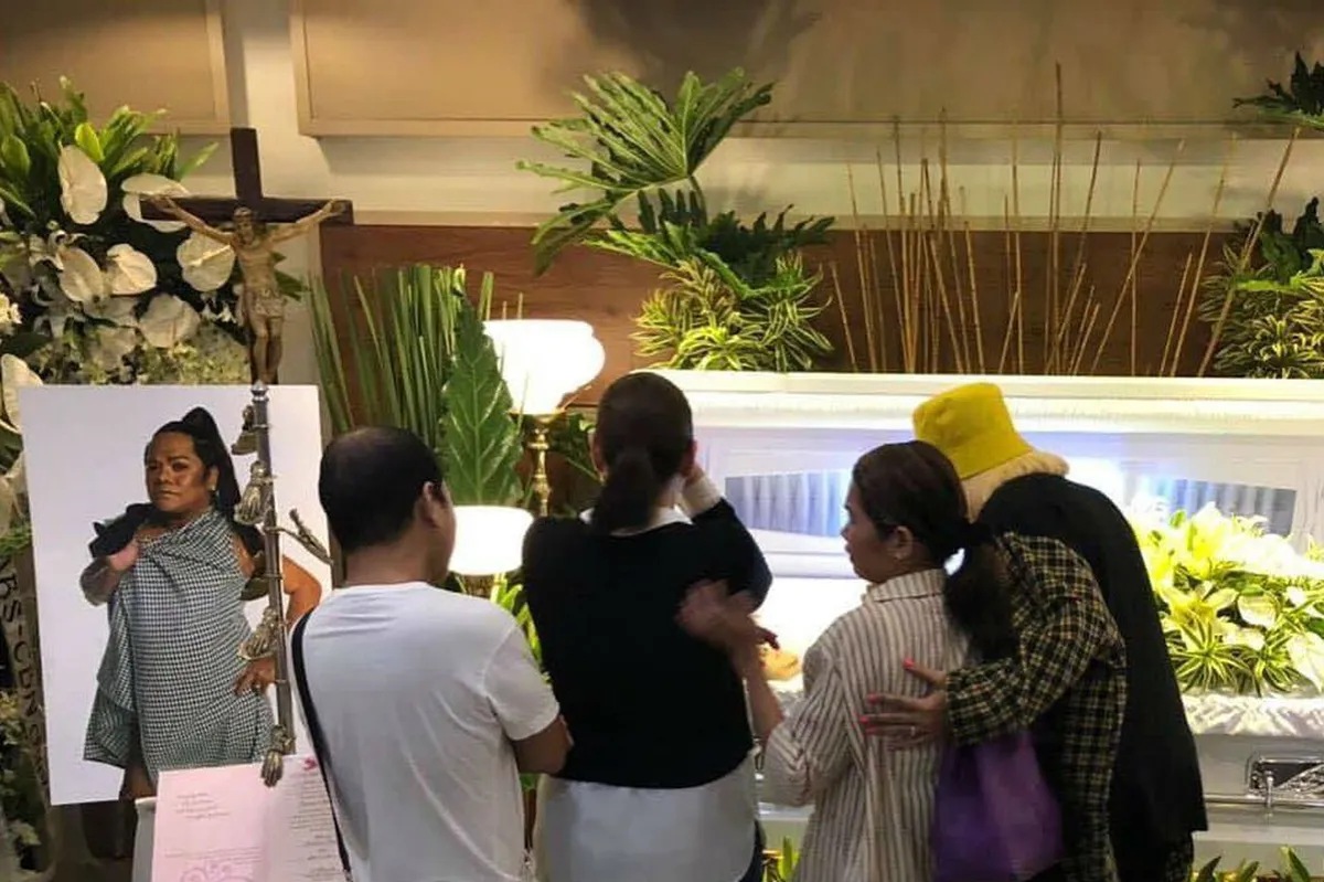 Mga kaibigan sa showbiz, dagsa sa unang gabi ng burol ni Chokoleit ...