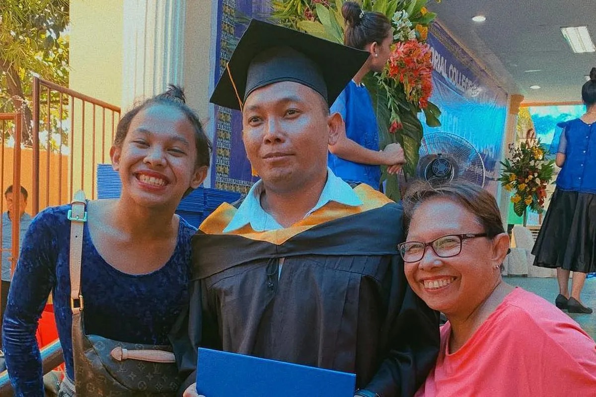 Awra napagtapos ang ama sa kolehiyo | ABS-CBN Entertainment