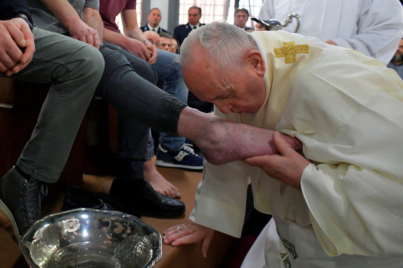 Help each other, Pope tells prisoners at foot washing rite | ABS-CBN