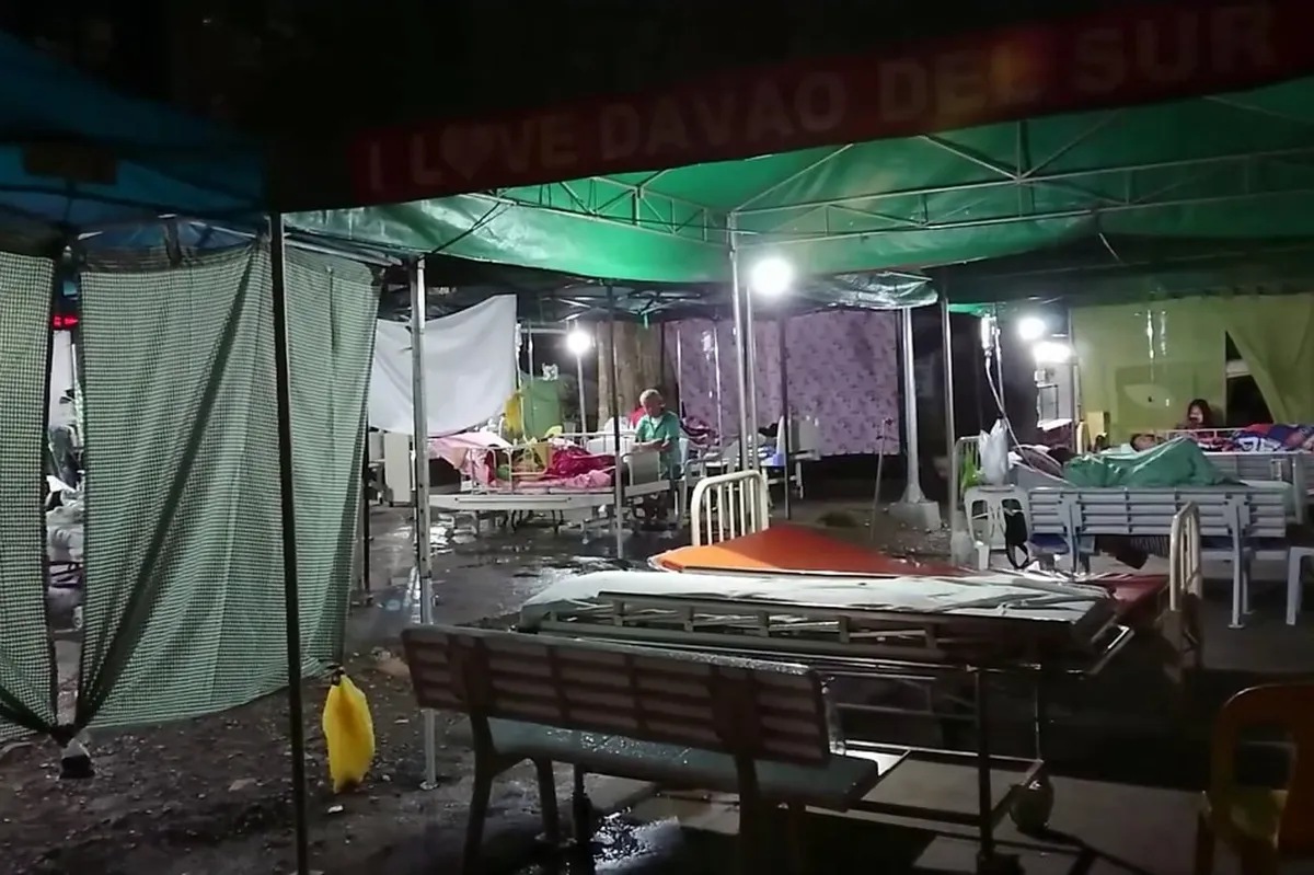 Patients camp out after tremor damages Digos hospital | ABS-CBN News