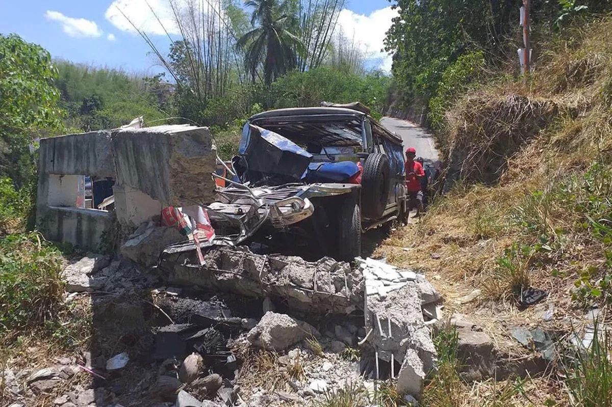 5 patay sa pagsalpok ng jeep sa concrete barrier sa Batangas | ABS-CBN News 5 patay sa pagsalpok ng jeep sa concrete barrier sa Batangas | ABS-CBN News
