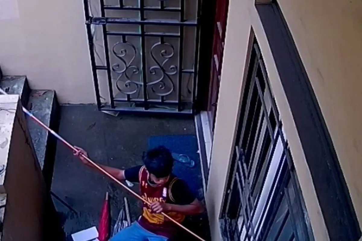 SAPUL SA CCTV: Kawatan nakatangay ng laptop gamit ang pamingwit | ABS ... SAPUL SA CCTV: Kawatan nakatangay ng laptop gamit ang pamingwit | ABS ...