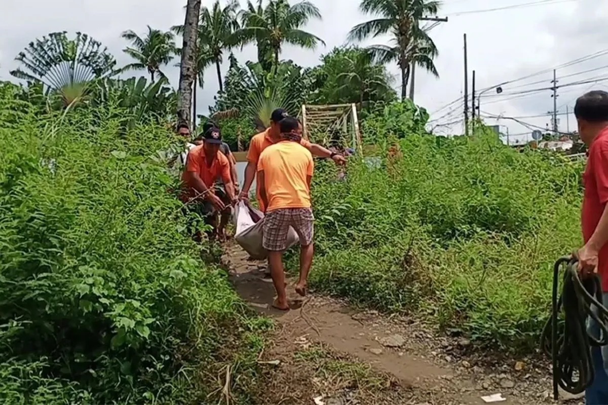 Bangkay ng lalaki natagpuan sa creek sa Iloilo City | ABS-CBN News Bangkay ng lalaki natagpuan sa creek sa Iloilo City | ABS-CBN News