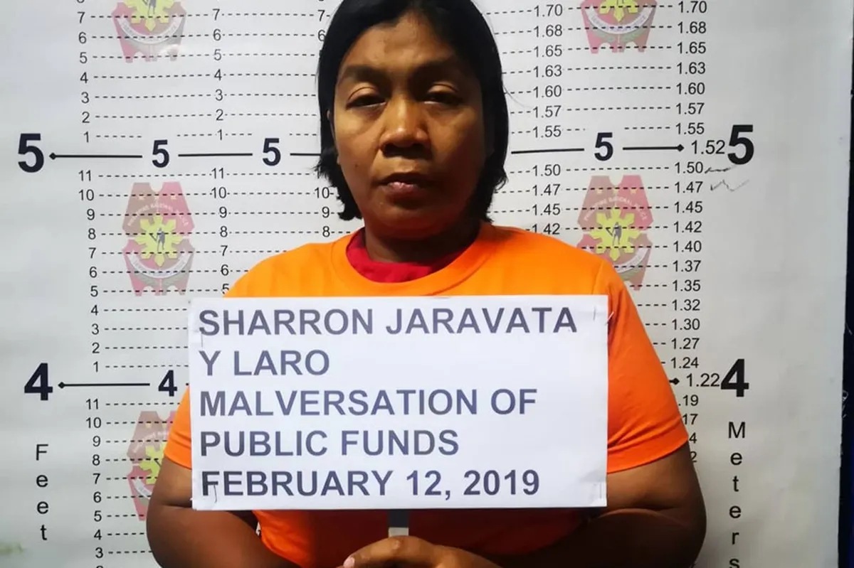 Tinago sa sapatos: Barangay treasurer, huli sa tangkang pagpuslit ng ... Tinago sa sapatos: Barangay treasurer, huli sa tangkang pagpuslit ng ...