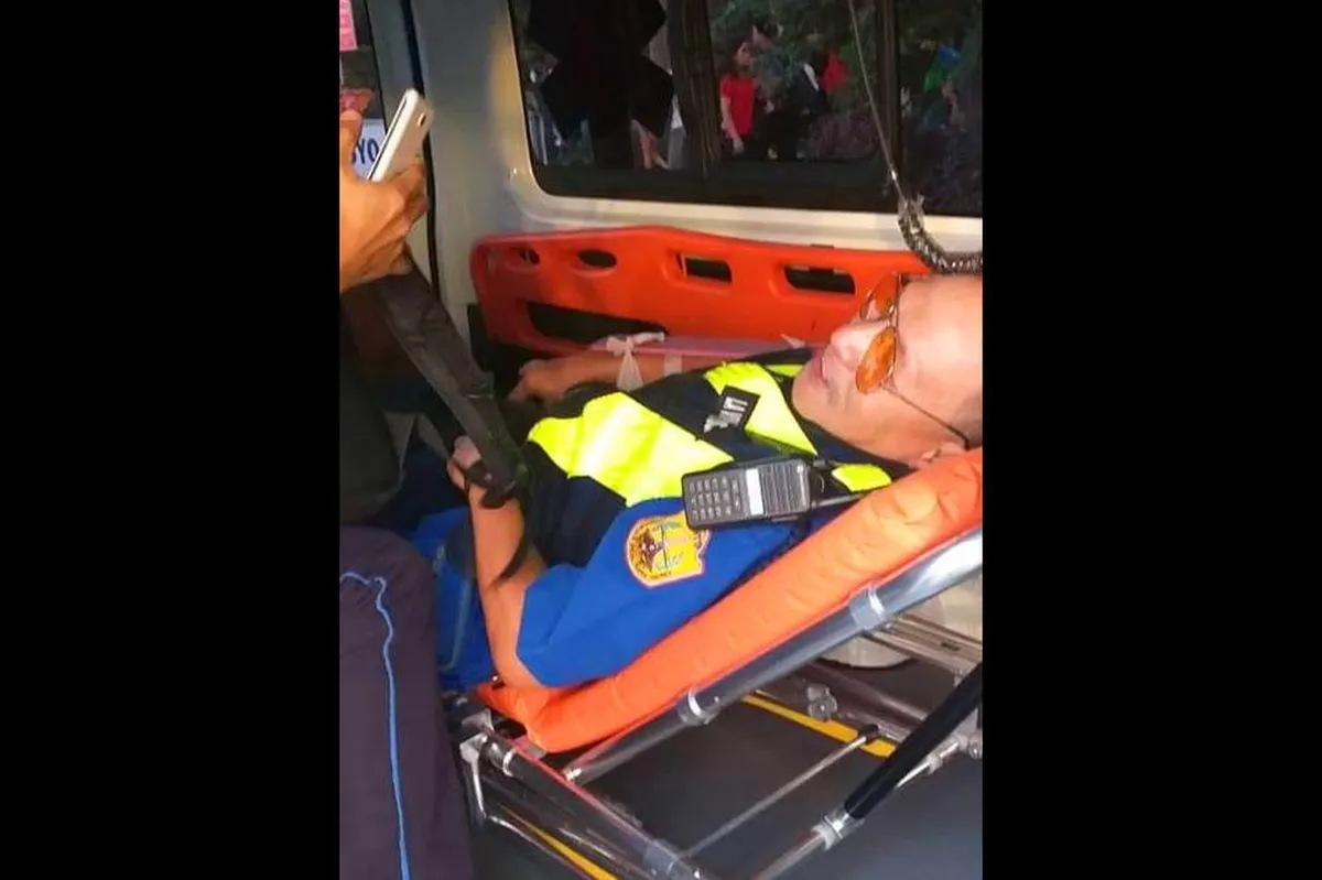 MMDA enforcer sugatan matapos umanong sagasaan sa QC | ABS-CBN News MMDA enforcer sugatan matapos umanong sagasaan sa QC | ABS-CBN News