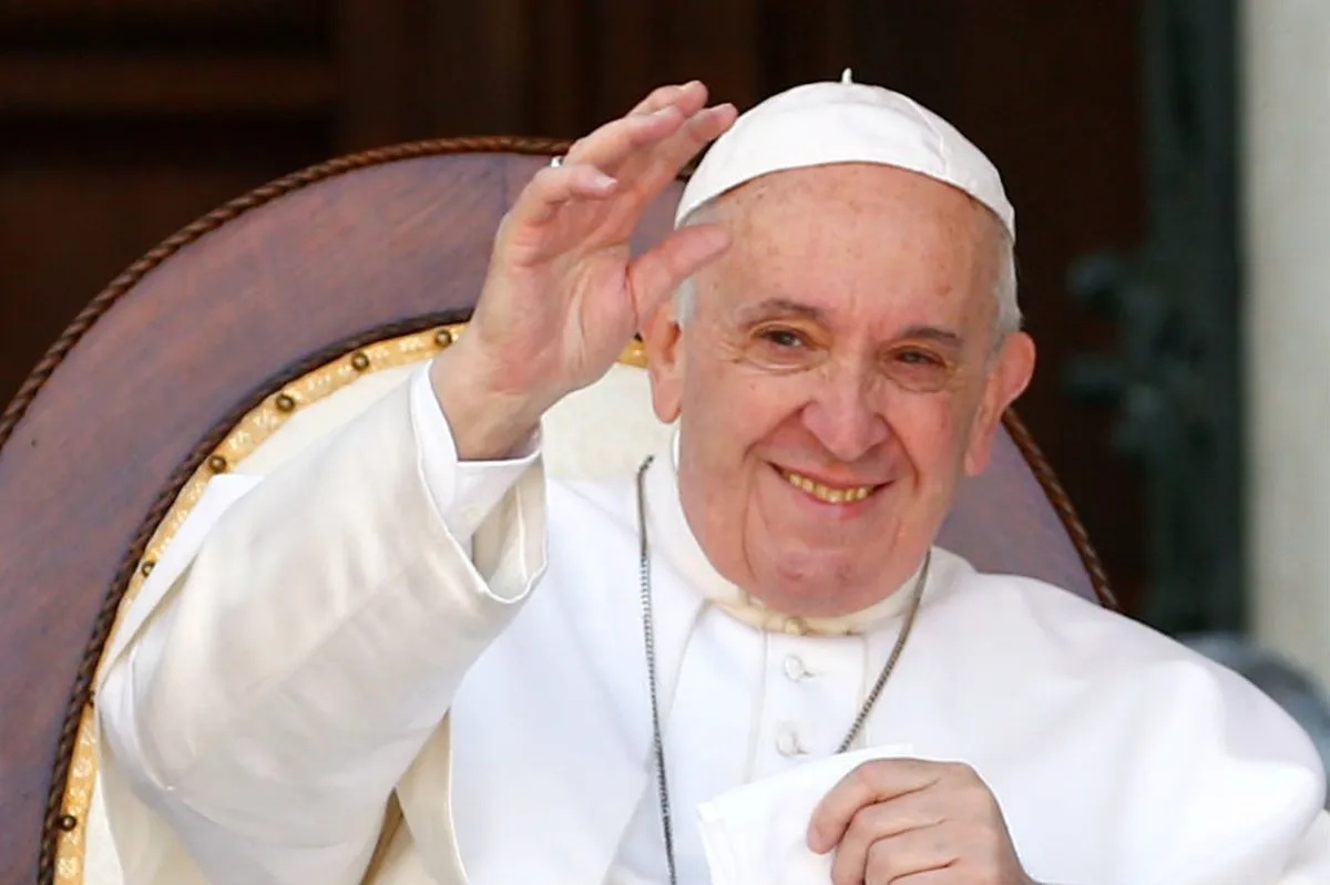 To kiss pope's hand - or not - enters the Catholic culture wars | ABS-CBN