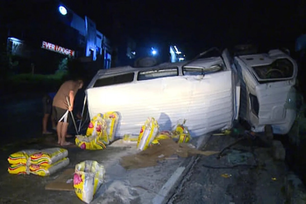 Truck na may kargang bigas, naaksidente | ABS-CBN News