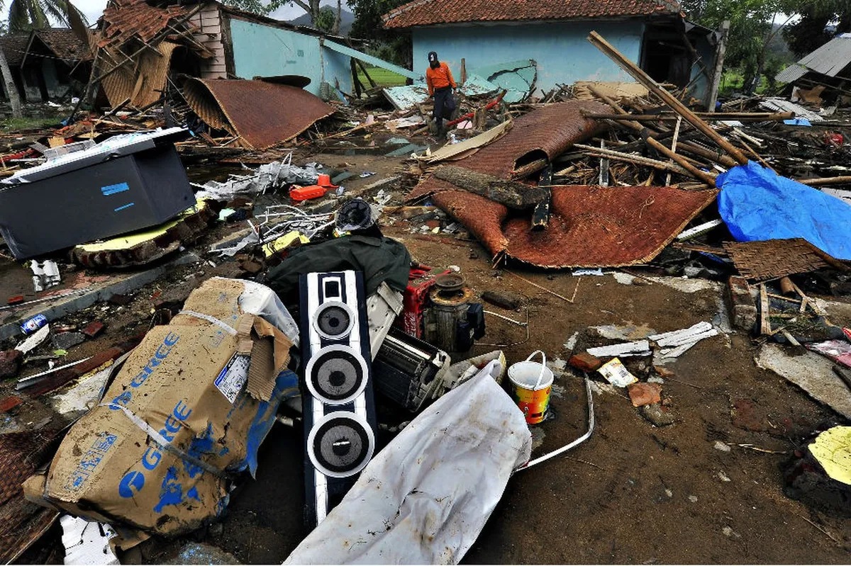 Indonesian rescuers use drones, sniffer dogs as tsunami death toll ...
