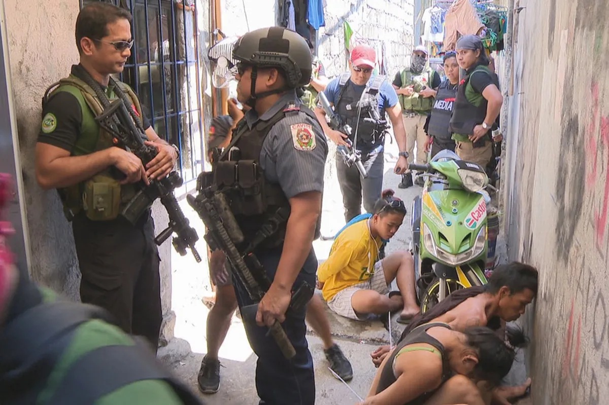 Higit 20 timbog sa sinalakay na 'shabu tiangge' sa Bacoor | ABS-CBN News