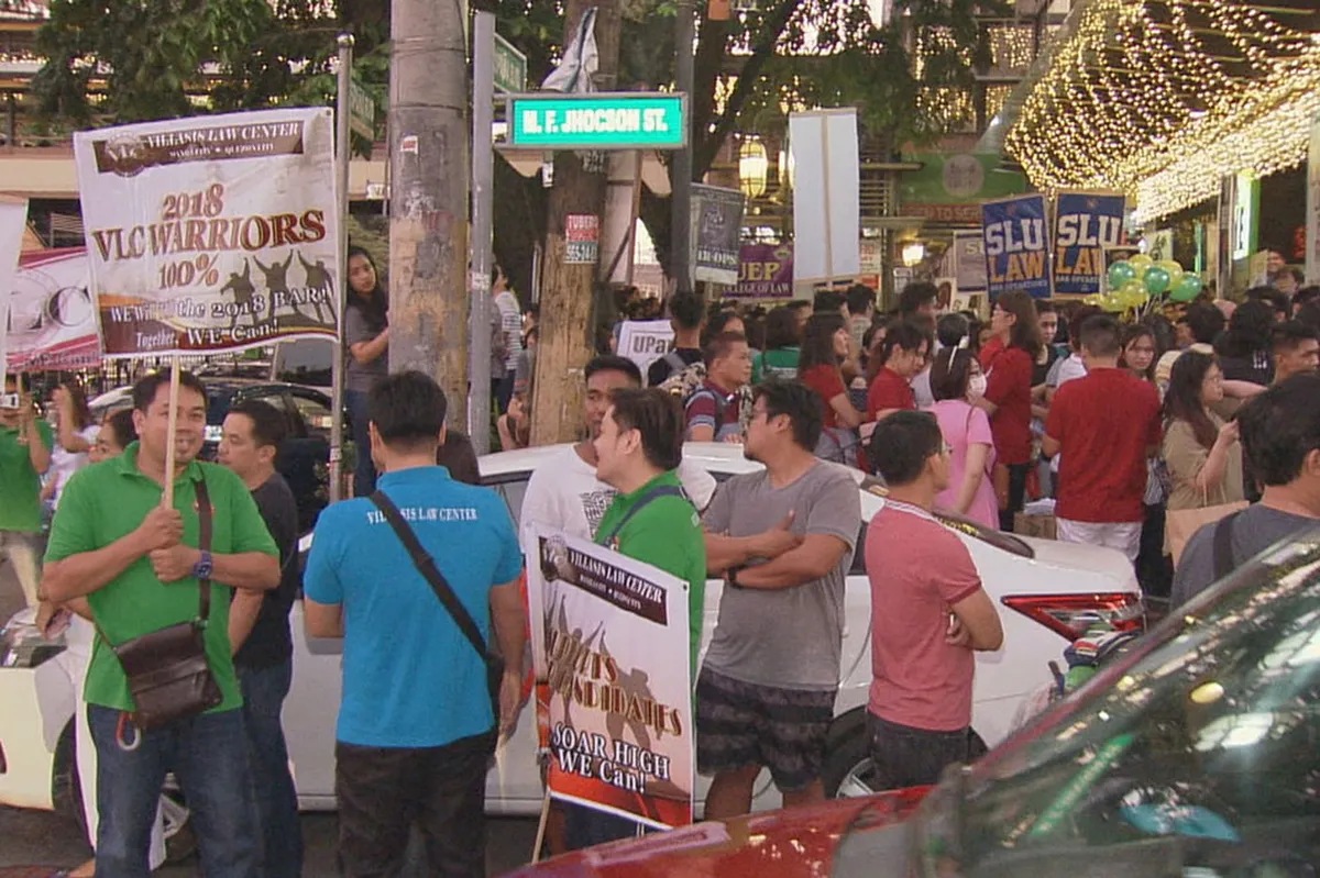 Mga tagasuporta ng Bar examinees, kanya-kanyang gimik | ABS-CBN News