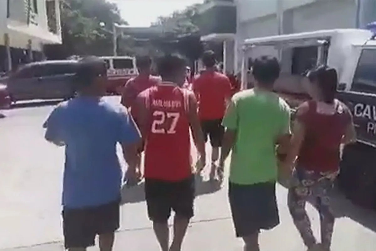 1 patay, 23 arestado sa magkakahiwalay na drug ops sa Cavite | ABS-CBN News 1 patay, 23 arestado sa magkakahiwalay na drug ops sa Cavite | ABS-CBN News