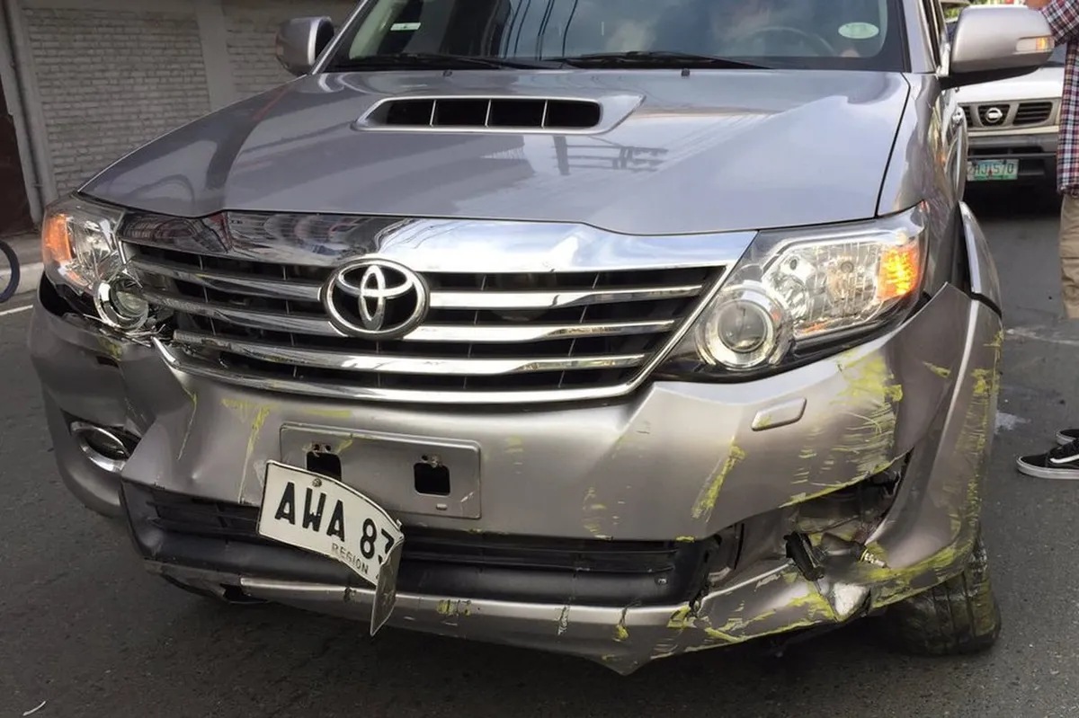 SUV sumalpok sa steel barrier sa Quiapo | ABS-CBN News SUV sumalpok sa steel barrier sa Quiapo | ABS-CBN News