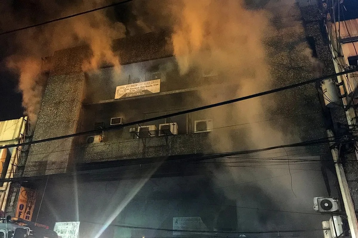 Sunog sumiklab sa gusali sa Sampaloc | ABS-CBN News