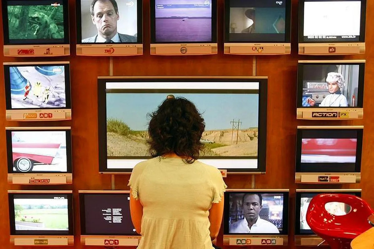 Pakistan bans 'bed scenes', 'intimate moments' from TV | ABS-CBN