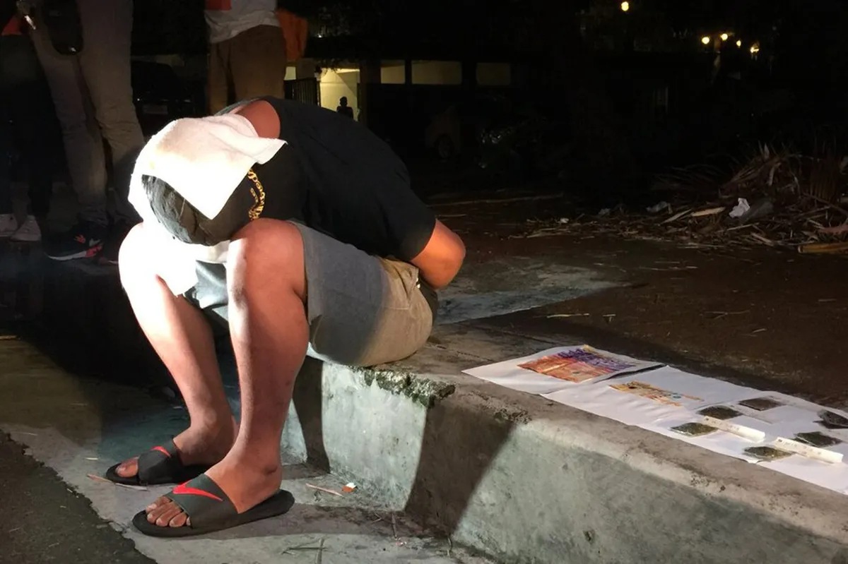 Binata na umano'y nagbebenta ng marijuana sa mga bar sa QC, tiklo | ABS-CBN News