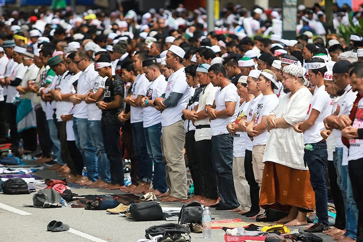 Jubilant Malays rally after Malaysia refuses UN racial equality pledge ...